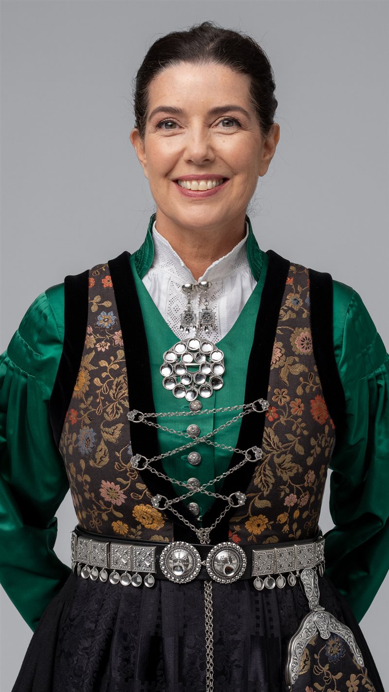 Sognebunad sort med grønn skjorte - Norsk Flid nettbutikk og bunader